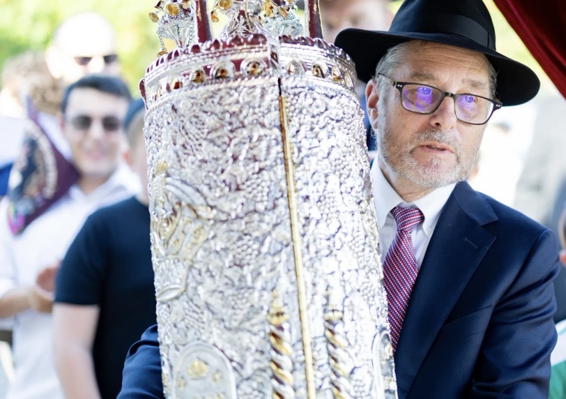 Teacher Spotlight: R’ Striks – The Valley Torah Scroll